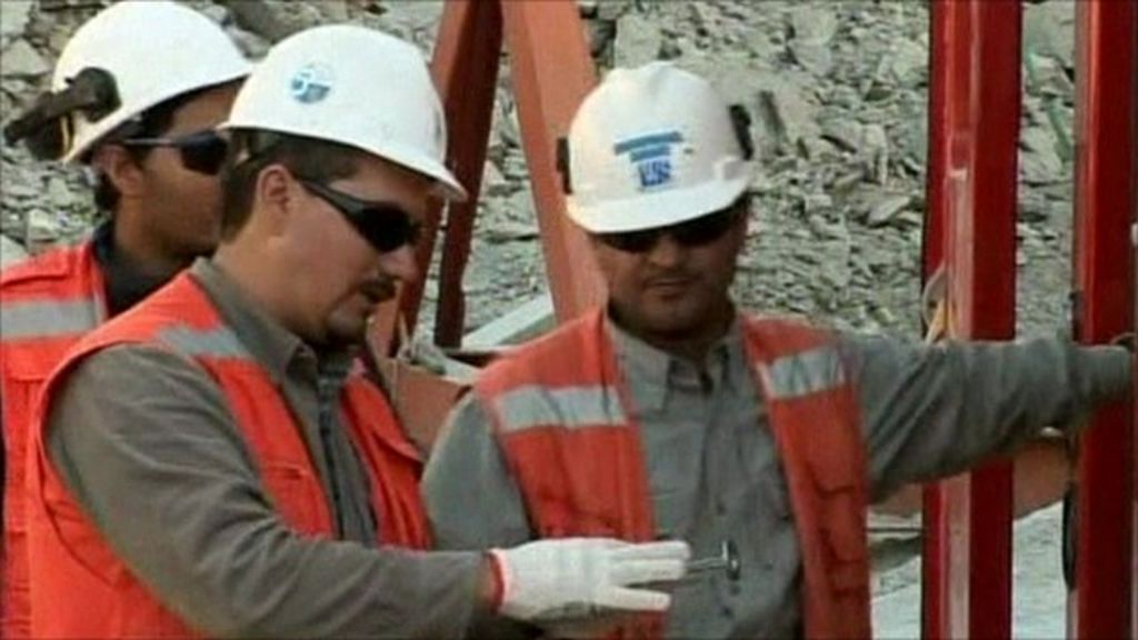 Engineers start drilling rescue shaft to Chilean miners - BBC News