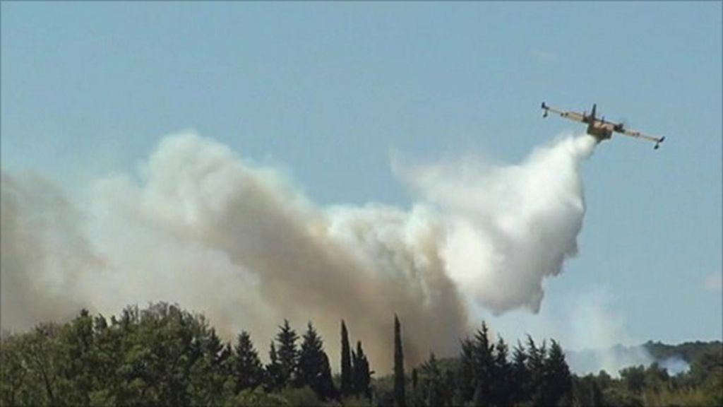 Emergency services tackle wildfires in southern France - BBC News