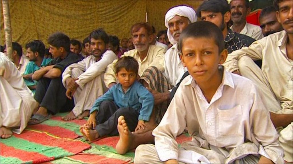 10,000 Pakistan schools destroyed by the floods. - BBC News