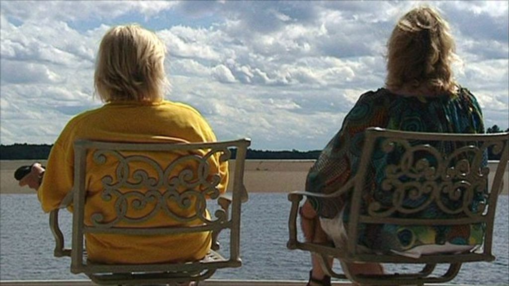 Close-Up: Canada's wilderness cottage culture - BBC News