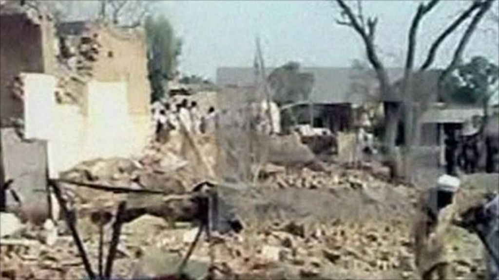 'Suicide bomber' hits Pakistan police station - BBC News
