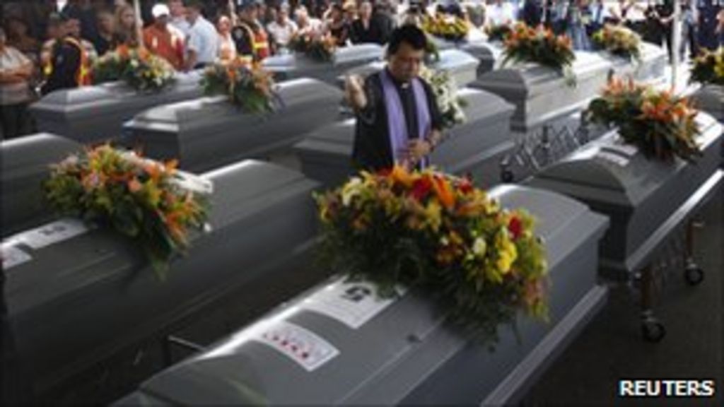 Officials investigating Mexico massacre 'found dead' - BBC News