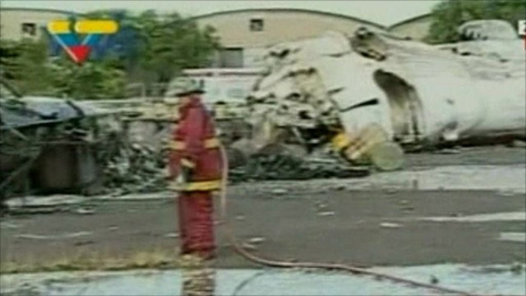 Venezuela plane crash kills 14 - BBC News