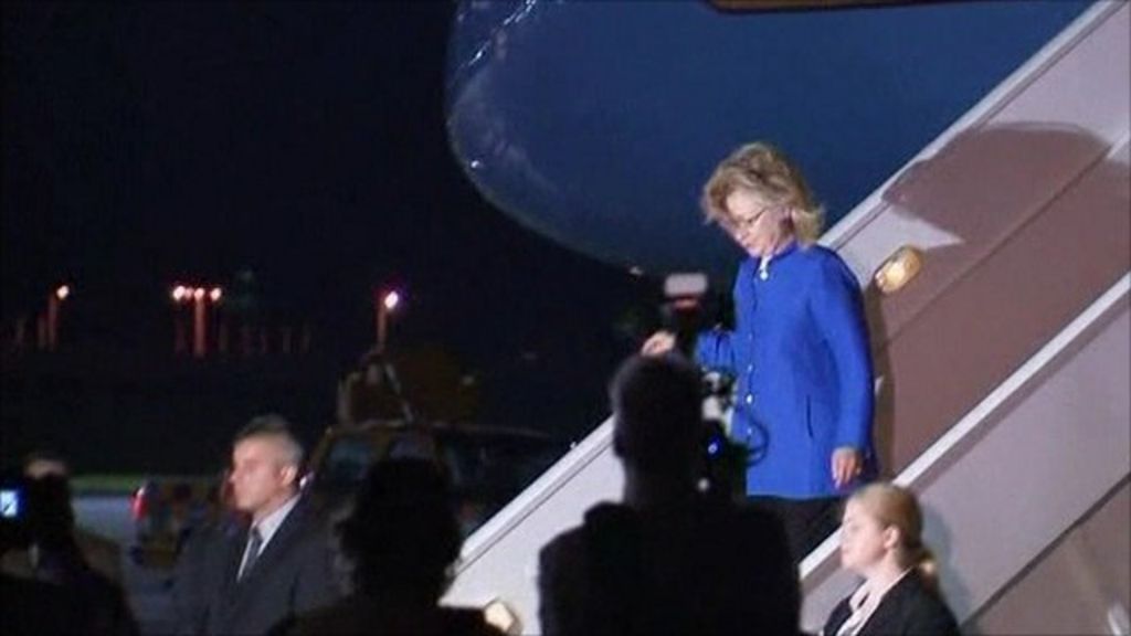Clinton arrives in Egypt for Middle East talks - BBC News