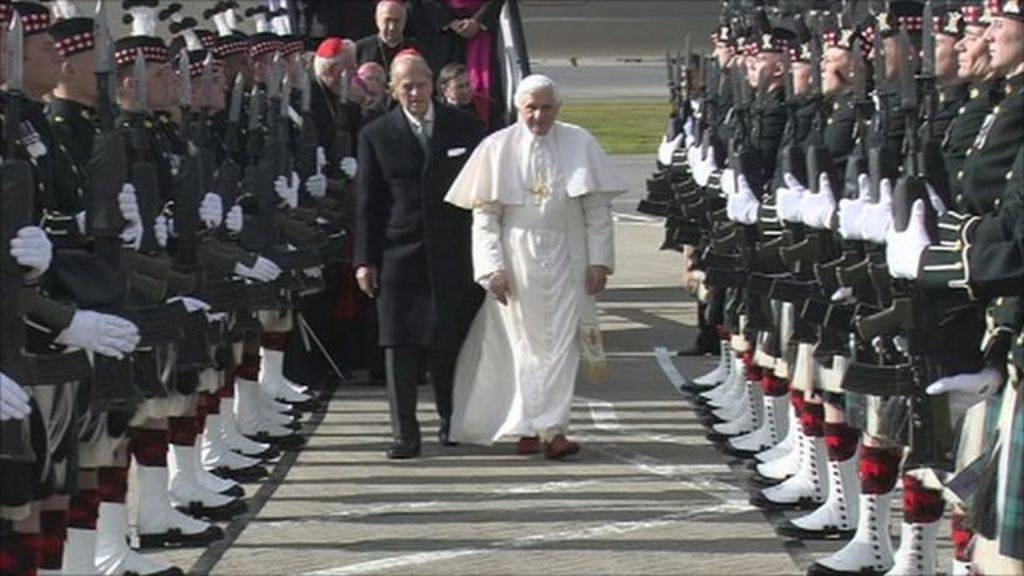 Pope Benedict arrives in Edinburgh for UK state visit - BBC News