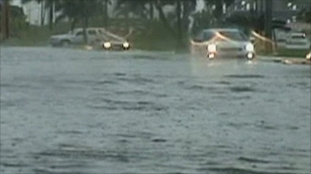 Hurricane Karl floods Yucatan Peninsula - BBC News