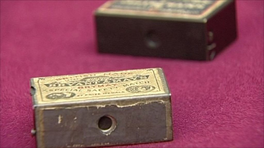 Gadgets available to early MI6 spy officers - BBC News
