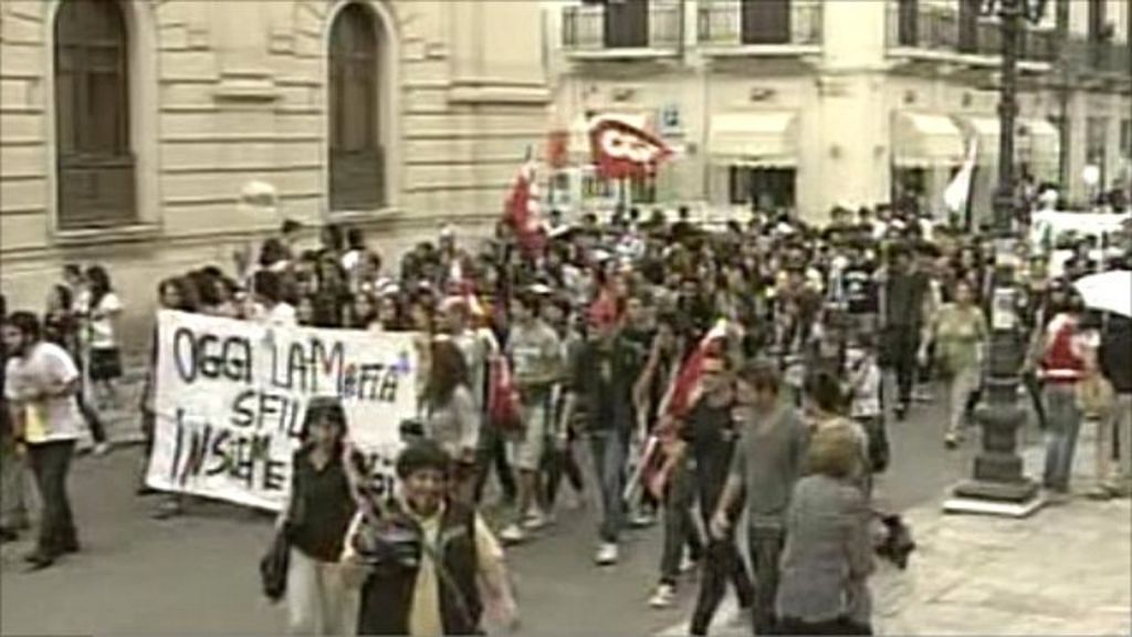 Thousands protest against mafia in southern Italy - BBC News