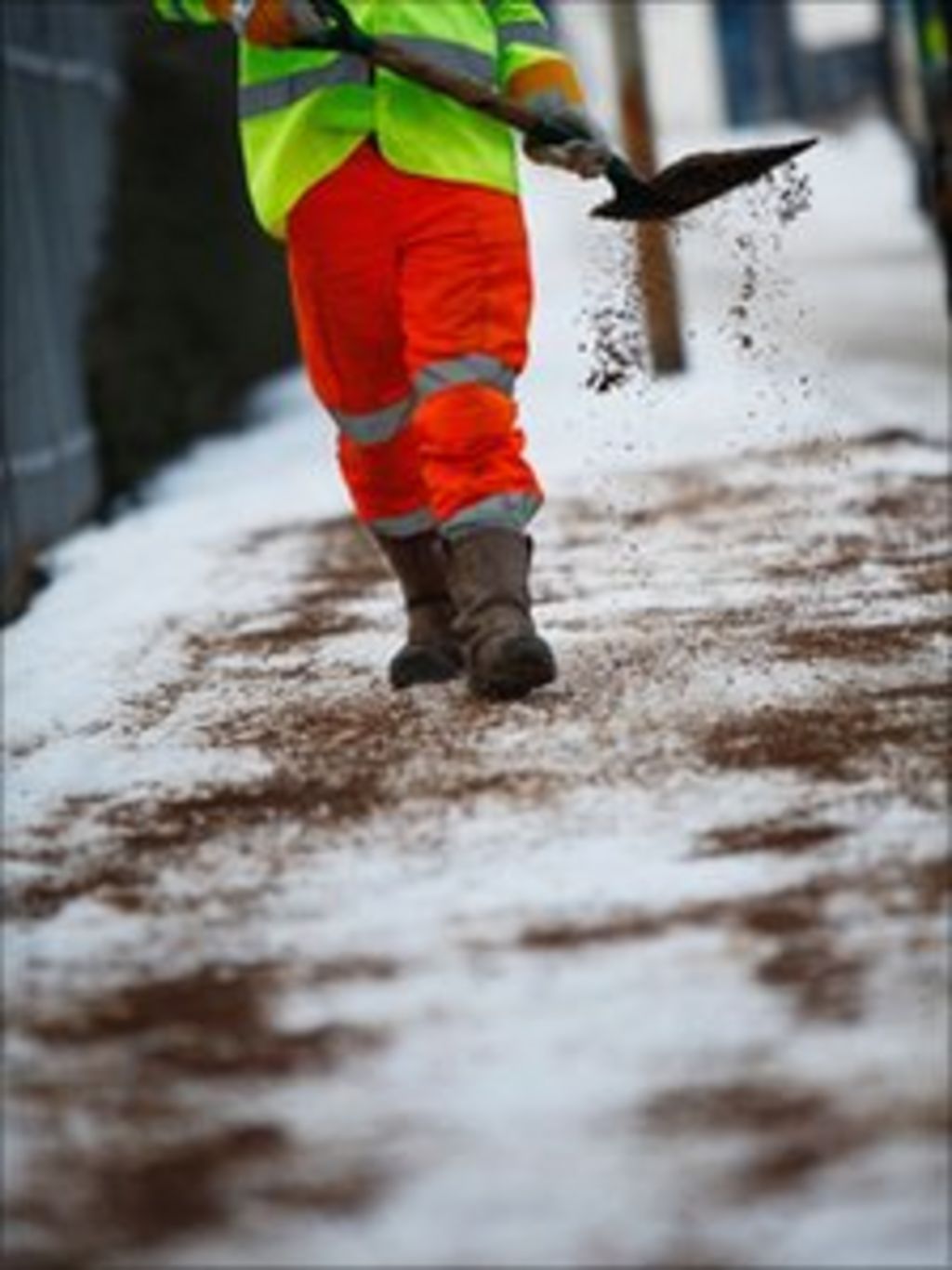 Ceredigion Council agrees road gritting cutbacks - BBC News