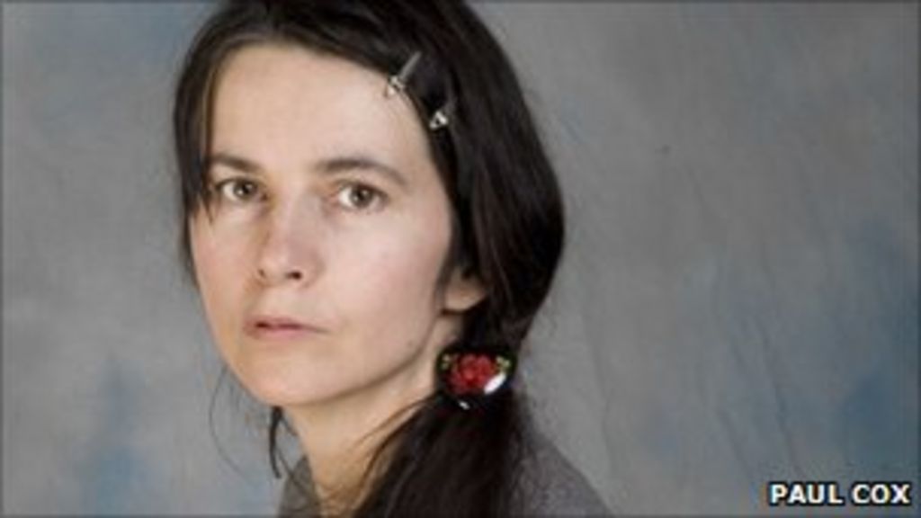 Turner artist Gillian Wearing premieres debut film - BBC News