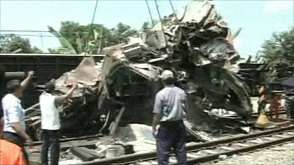 Indonesia train crash kills dozens near Pemalang - BBC News