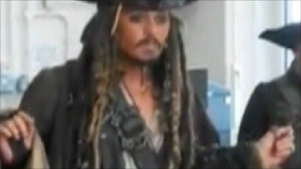 Johnny Depp visits London school as Captain Jack Sparrow - BBC News