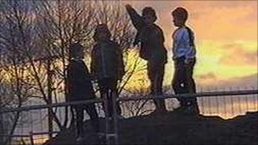 One in three children in Wales live below poverty line - BBC News