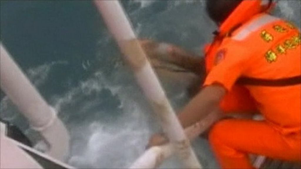 Taiwanese rescue in typhoon seas after cargo ship sinks - BBC News