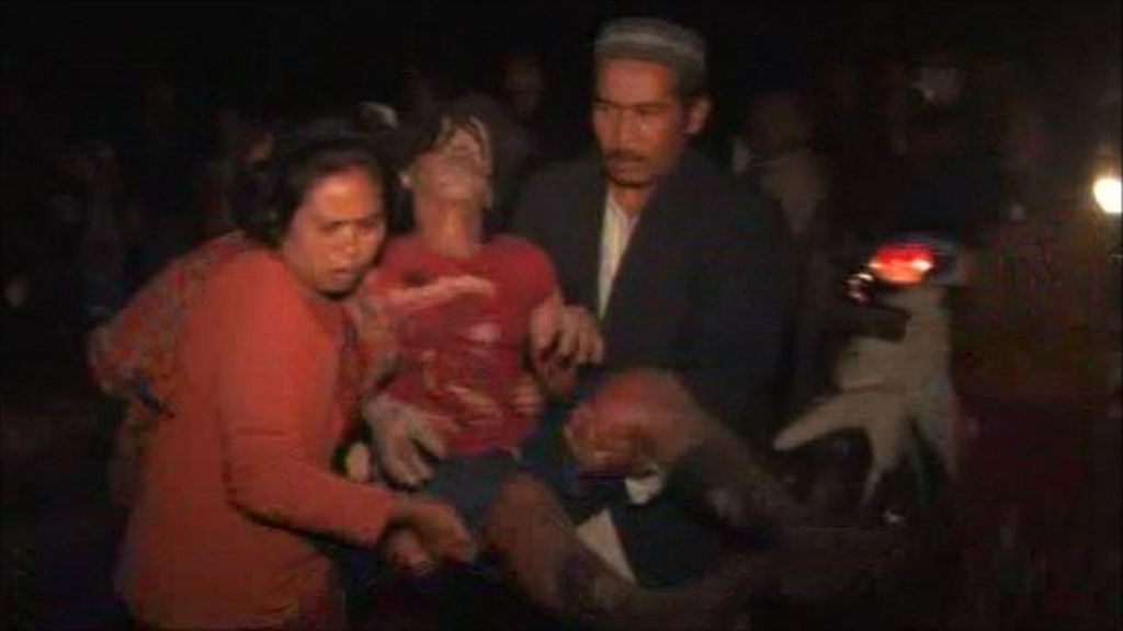 Thousands evacuate Indonesian volcano Mount Merapi area - BBC News