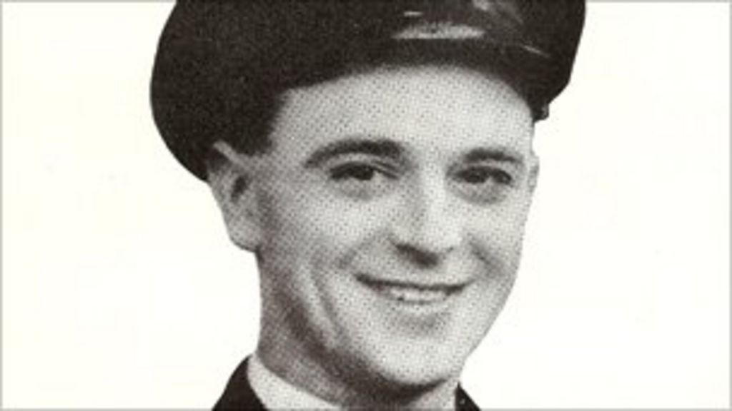 Ian Fraser VC: Signs theft is despicable say police - BBC News