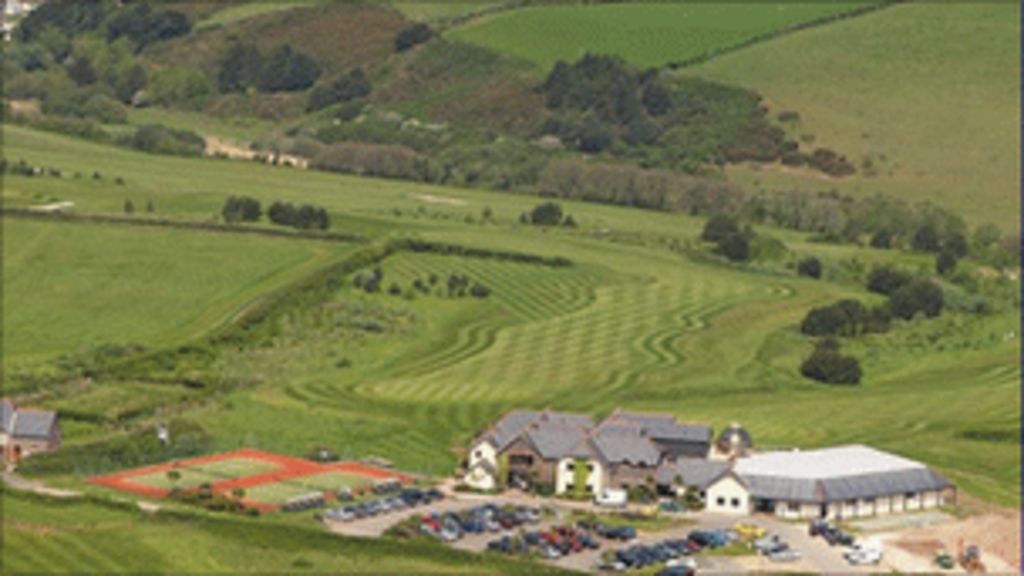 Cornish golf club sale will 'preserve jobs' - BBC News