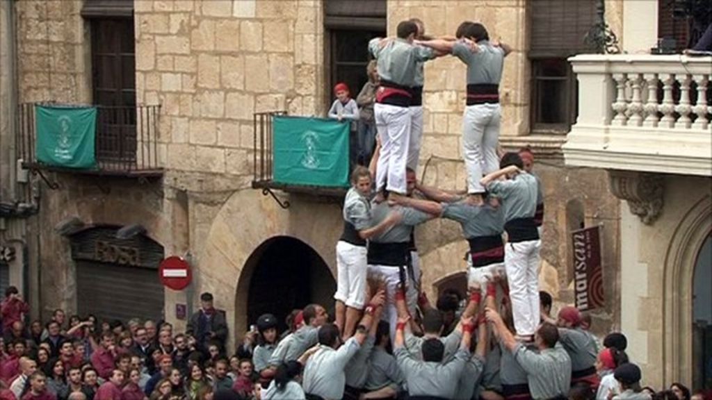 Close-Up: Catalonia's human towers - BBC News