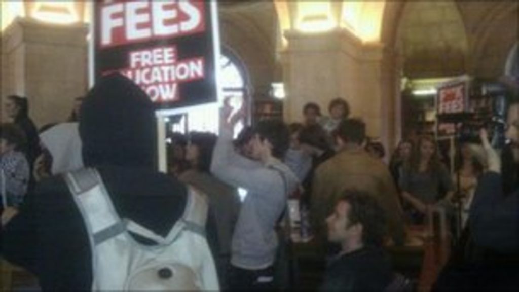 Oxford students protest at university fees - BBC News