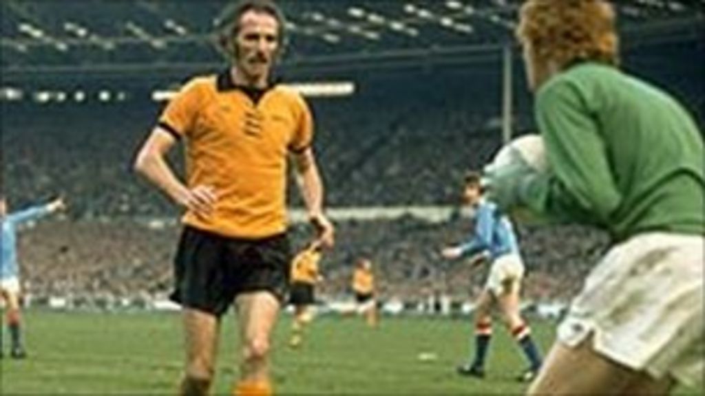 Derek Dougan to enter Wolves hall of fame - BBC News