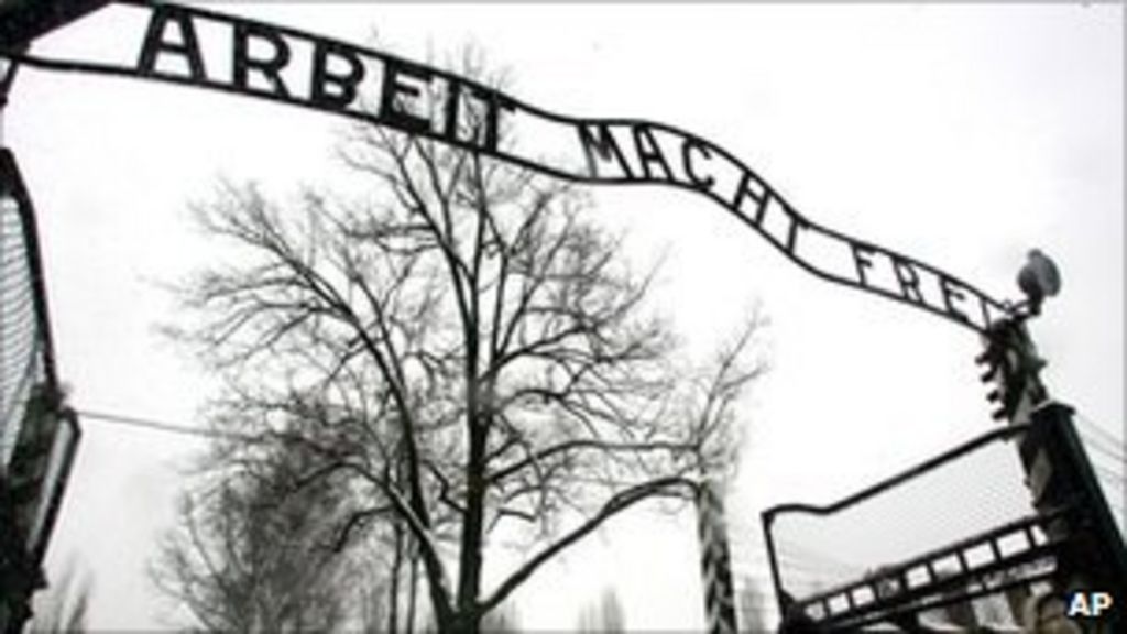 Three plead guilty to Auschwitz sign theft - BBC News
