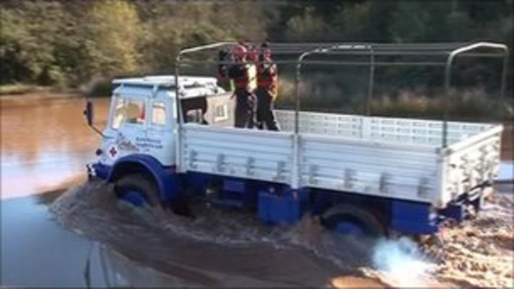Specialist flood trucks unveiled in Staffordshire - BBC News