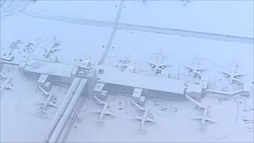 Snow grounds planes at Gatwick airport - BBC News