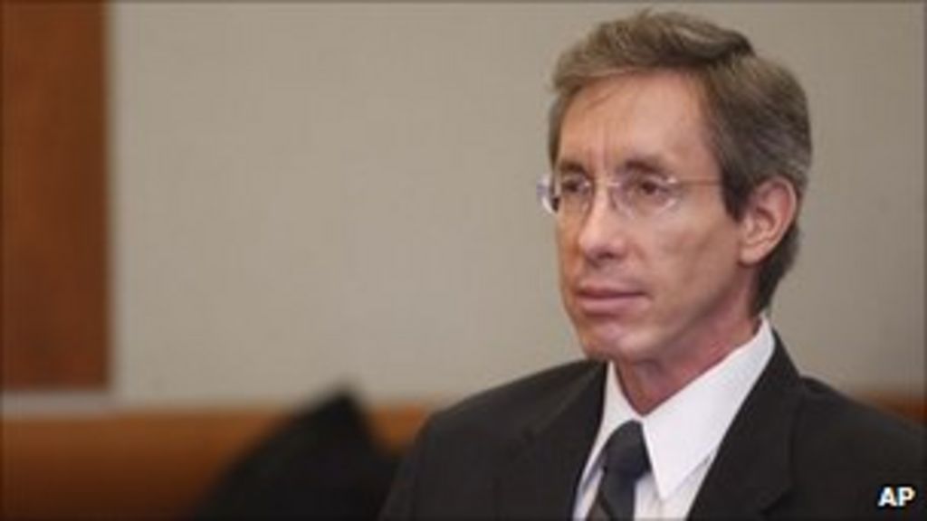 Polygamist sect leader Warren Jeffs arraigned in Texas - BBC News