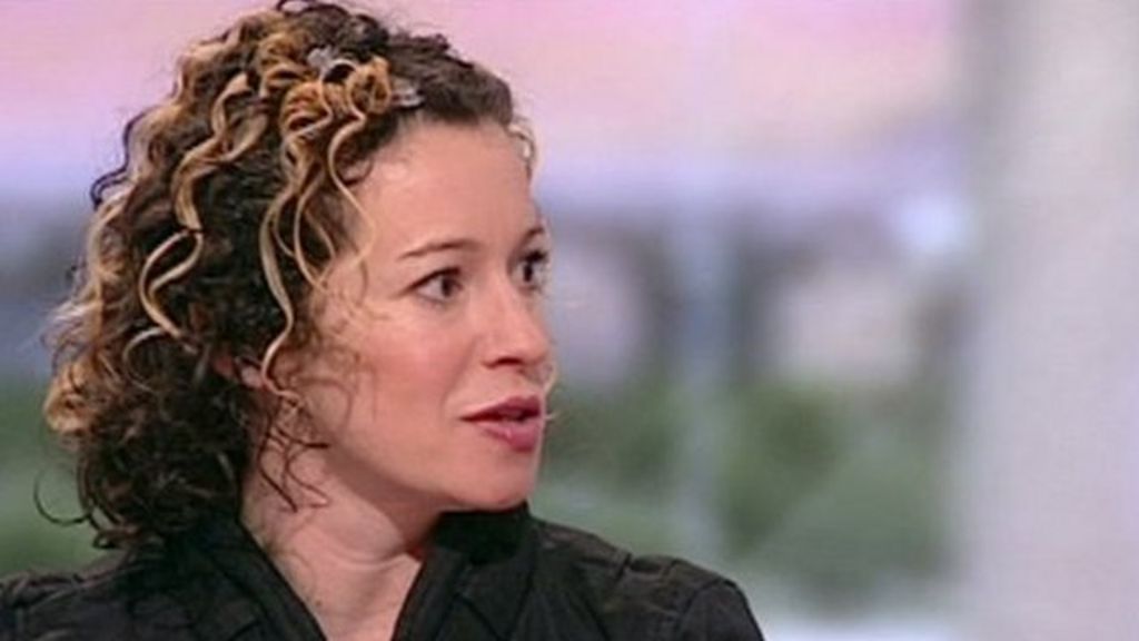 Folk singer inspired by pregnancy and Jennifer Saunders - BBC News