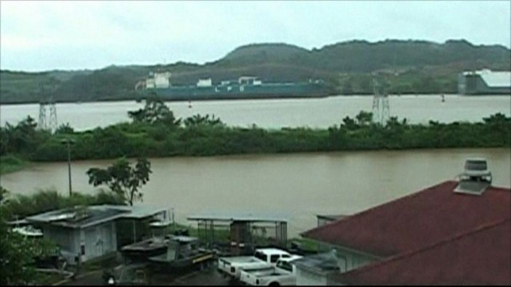 Heavy rain closes Panama Canal - BBC News