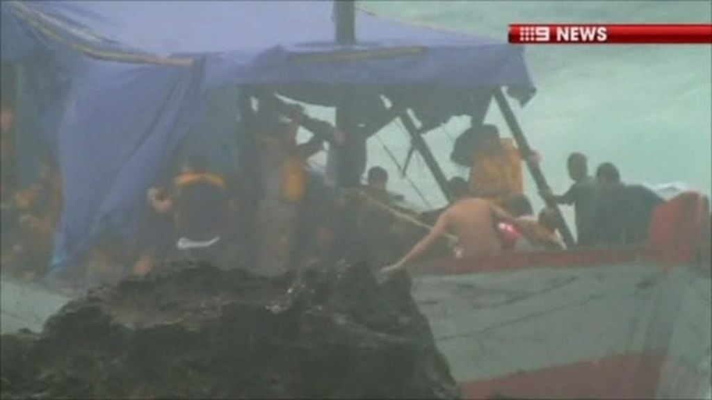 Eyewitness on Christmas Island shipwreck - BBC News