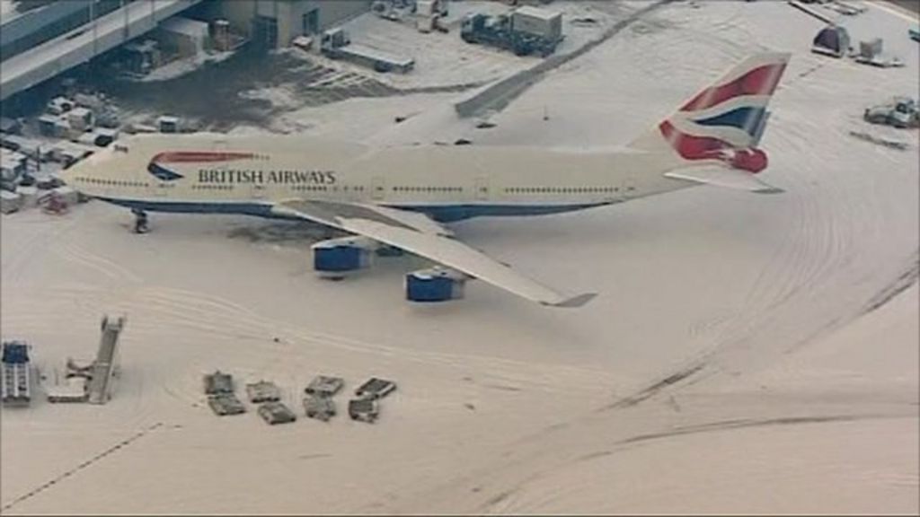 Birds-eye view of snowy Heathrow - BBC News