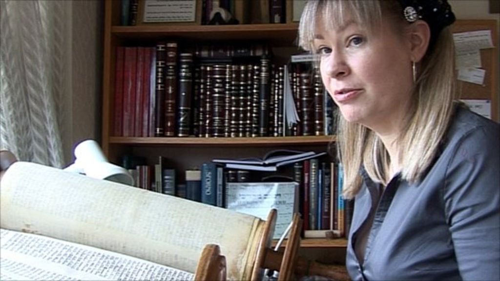 Female scribe on the art of the Torah - BBC News