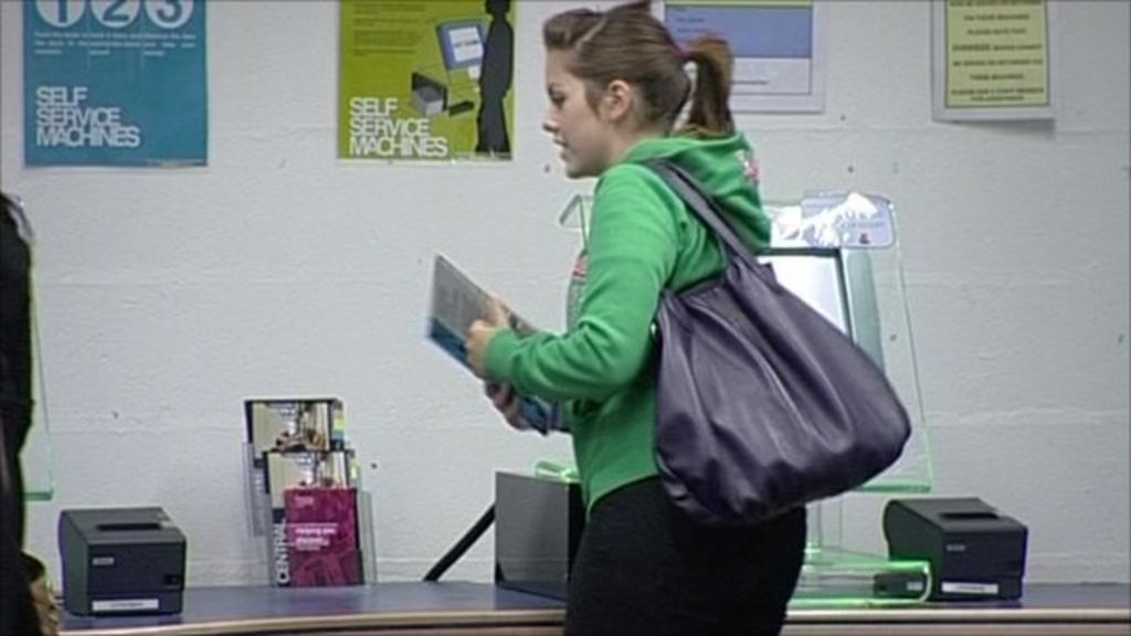 Free tuition for poor students will 'not be workable' - BBC News