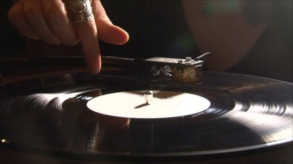 Music lovers gather for uninterrupted album appreciation - BBC News