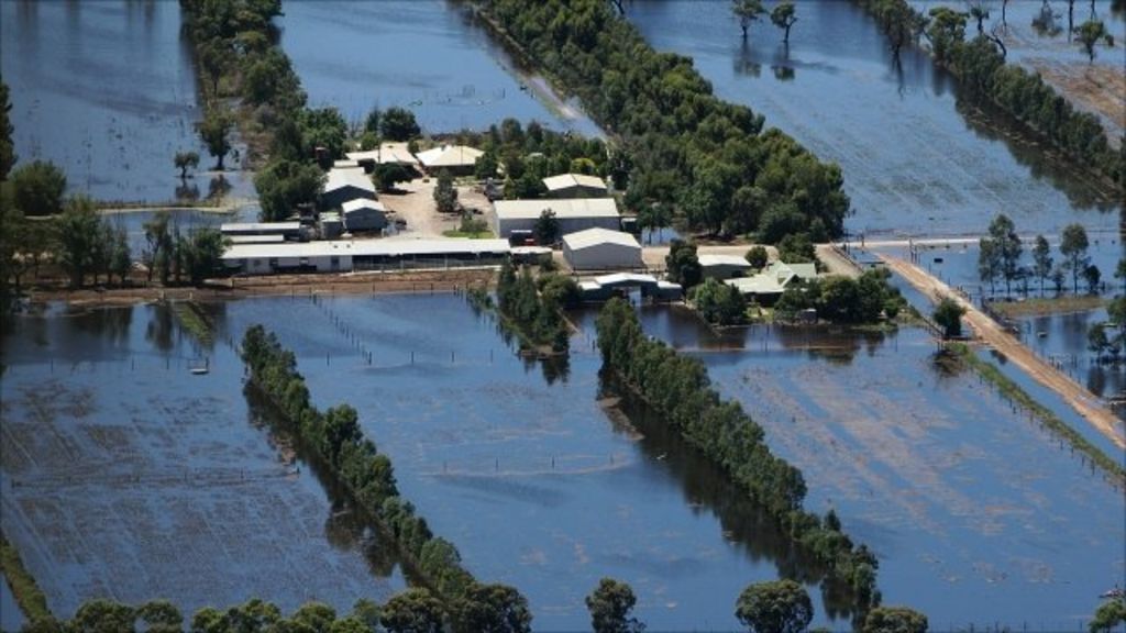 Floods swamp the town of Kerang in Victoria, Australia - BBC News