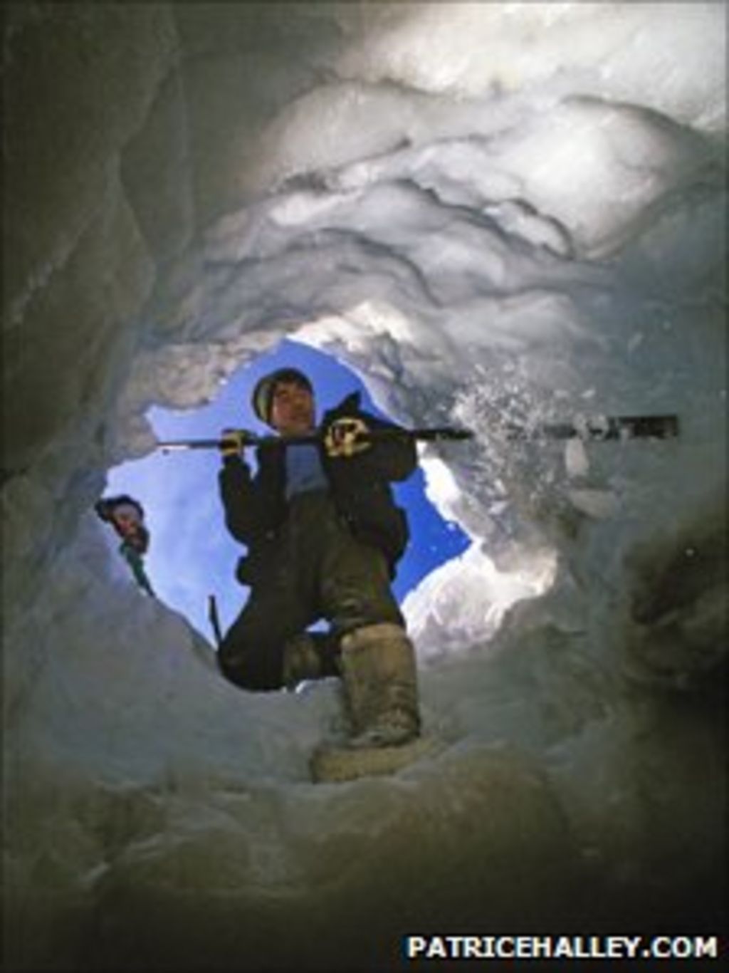 Inuit's risky mussel harvest under sea ice - BBC News