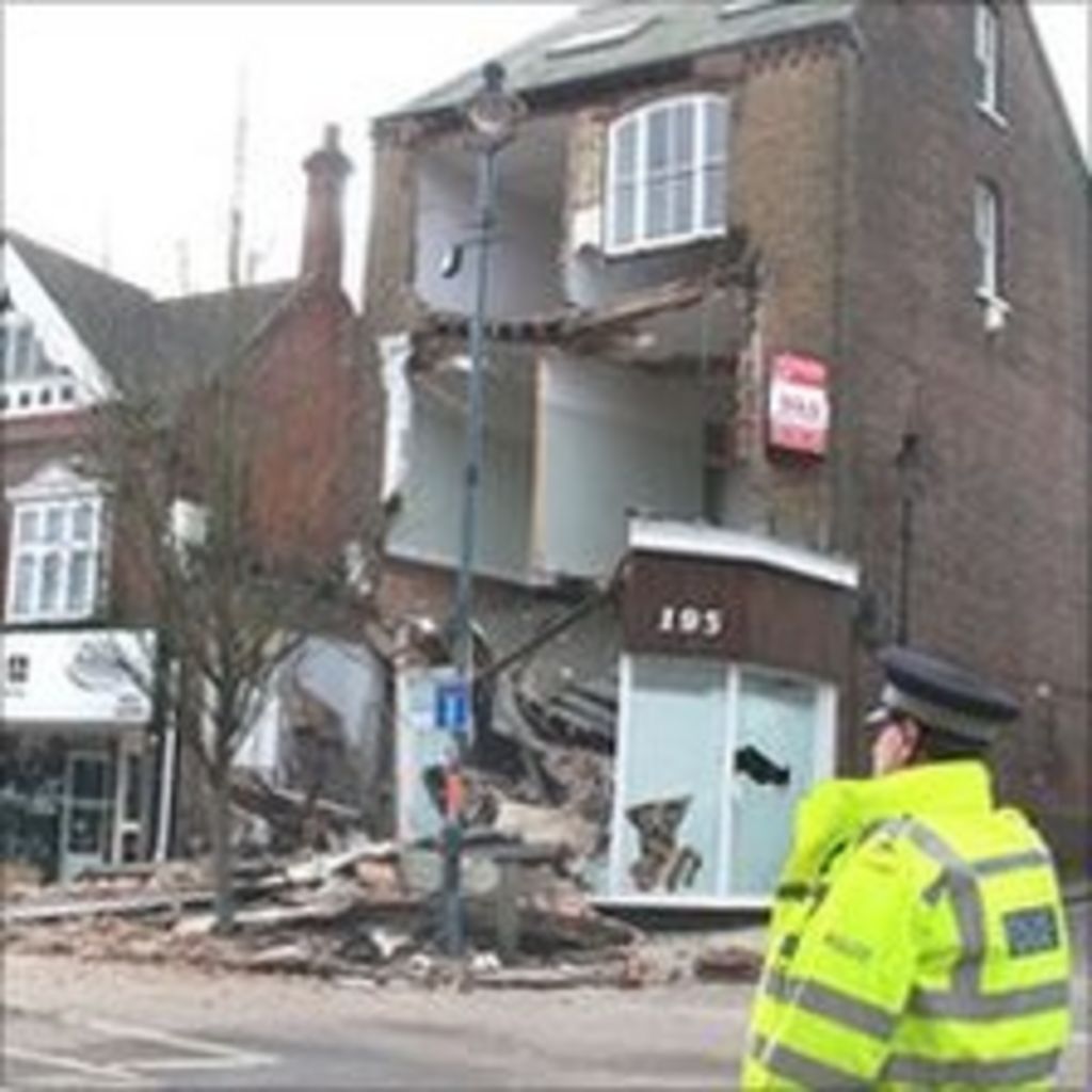 Building collapses in Berkhamsted High Street - BBC News