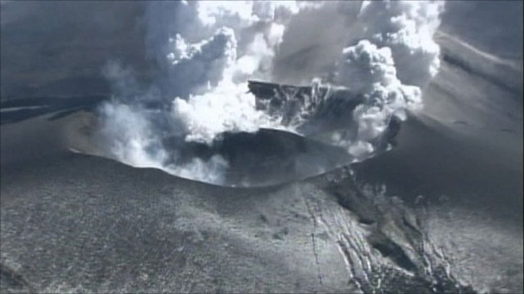 Fresh blast rocks south Japan volcano - BBC News