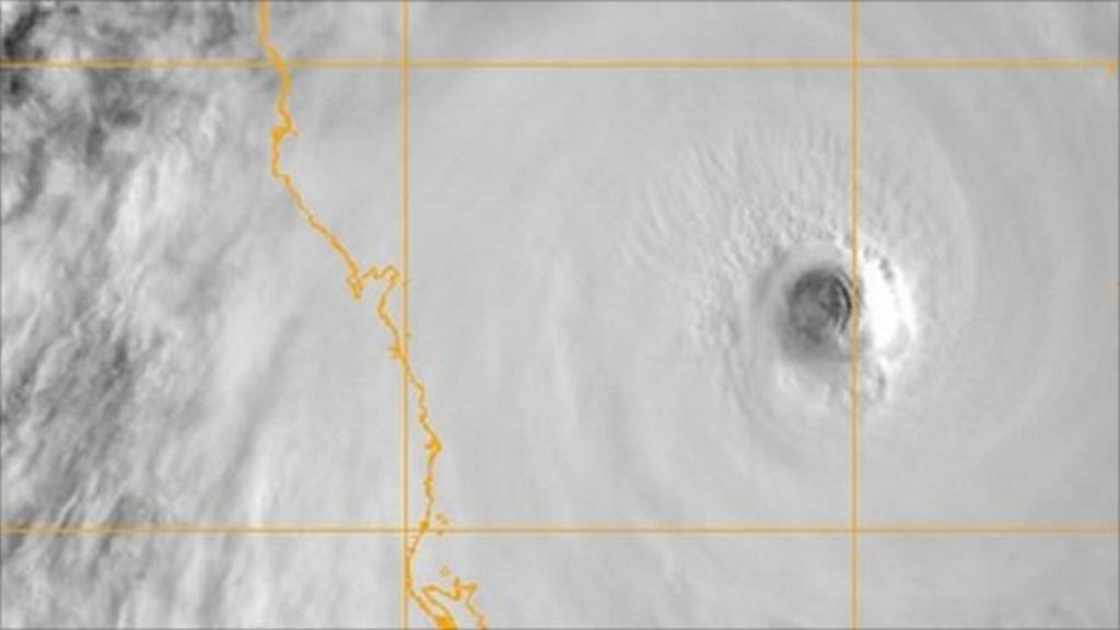 Cyclone Yasi hits Australia's Queensland coast - BBC News