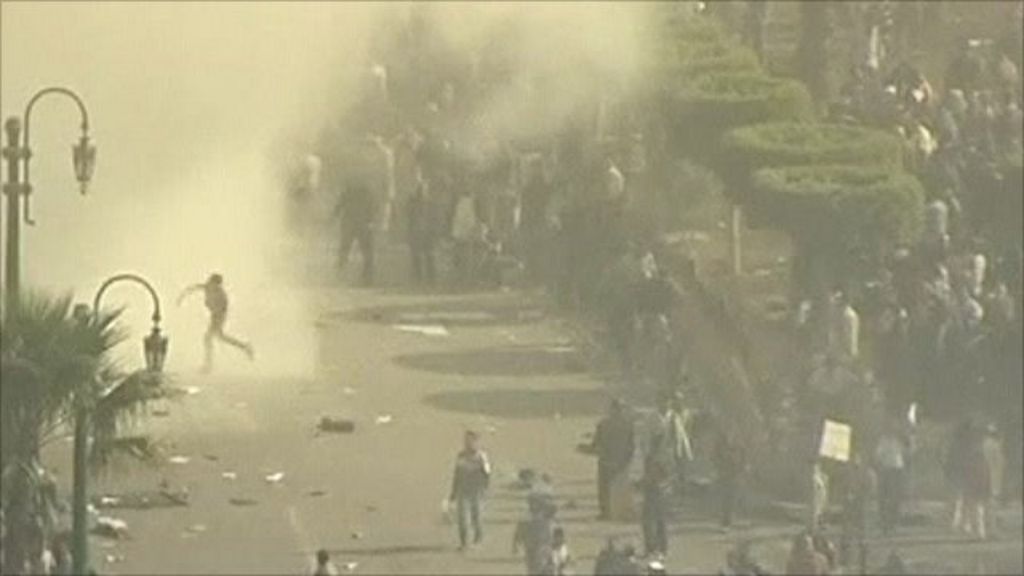 Clashes in Cairo over Mubarak announcement - BBC News