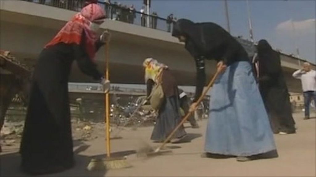 Demonstrators clean-up Egypt's streets - BBC News