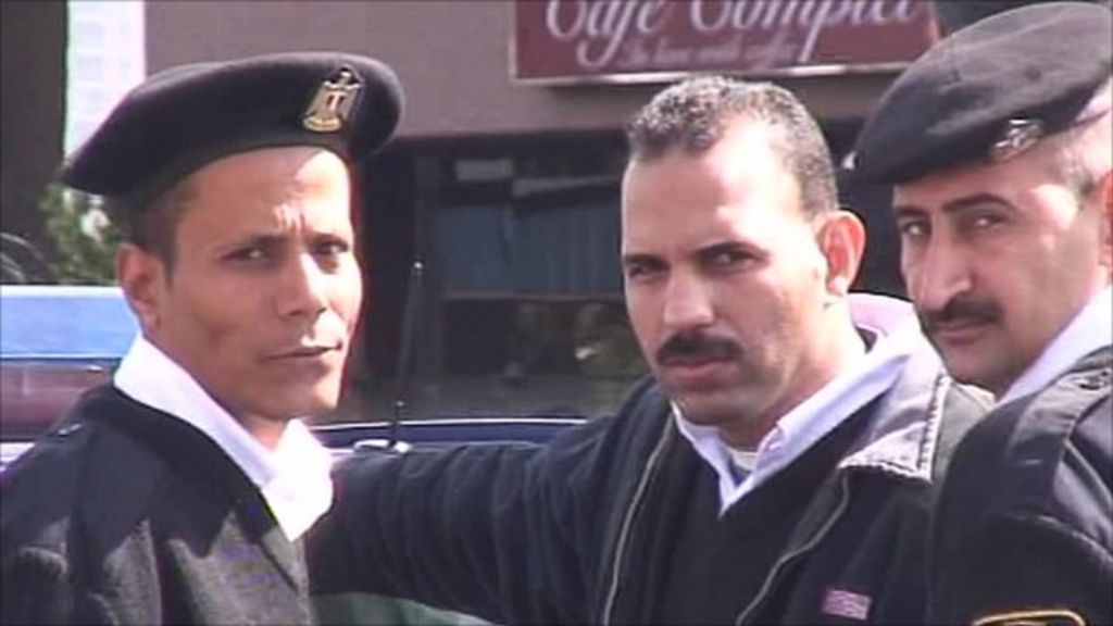 Egyptian police officers demonstrate in Cairo - BBC News