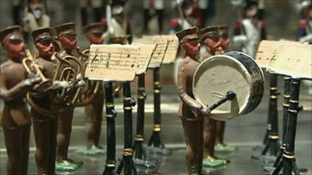 World's largest toy collection goes on sale - BBC News