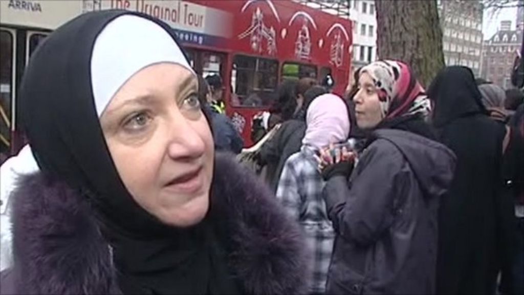 Gaddafi protests outside Libyan embassy in London - BBC News