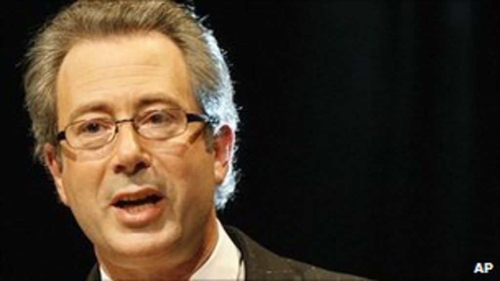 Ben Elton's Australian comedy series axed - BBC News