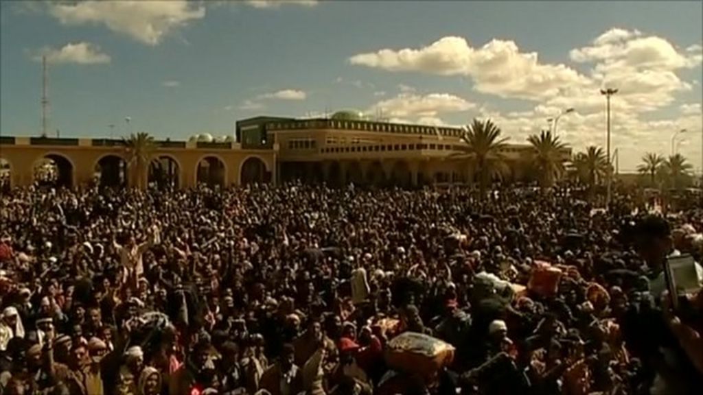 'Total chaos' at Libya's border - BBC News