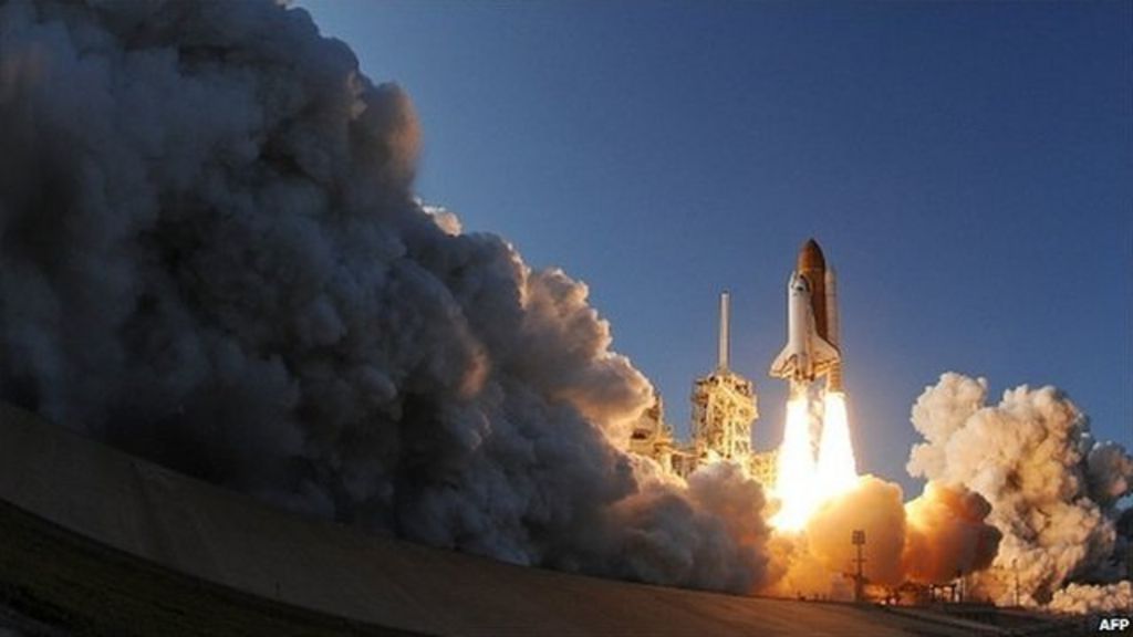 US space shuttle Discovery makes last descent to Earth - BBC News