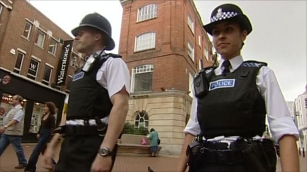 Police pay cuts leave officers 'disappointed' - BBC News
