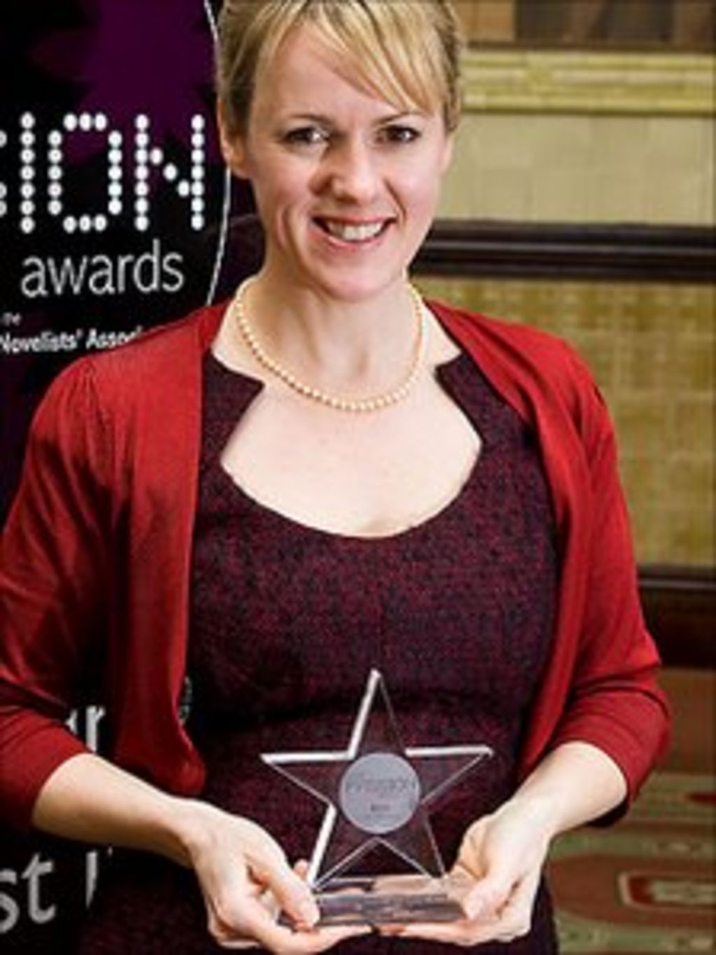 Jojo Moyes wins Romantic Novel of the Year - BBC News